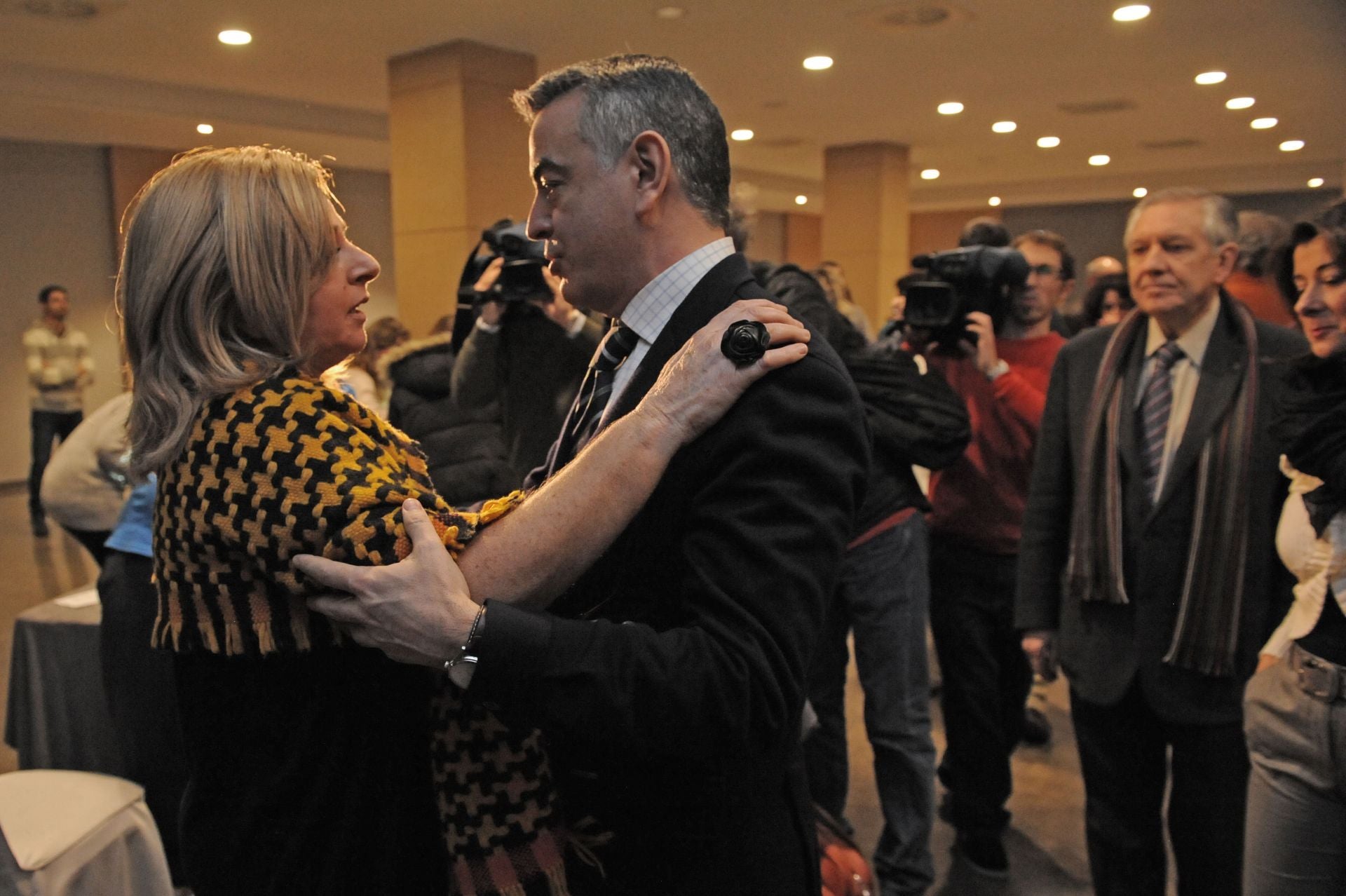 De Andrés acusa a Ordóñez de ayudar a Sánchez con EH Bildu | El Diario ...