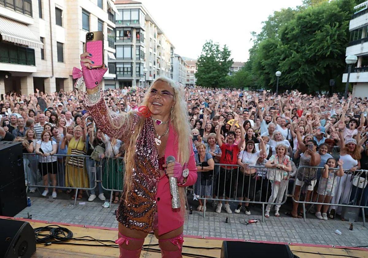 Los regalos de los fans que emocionaron a Leticia Sabater en Irun: «Me ...