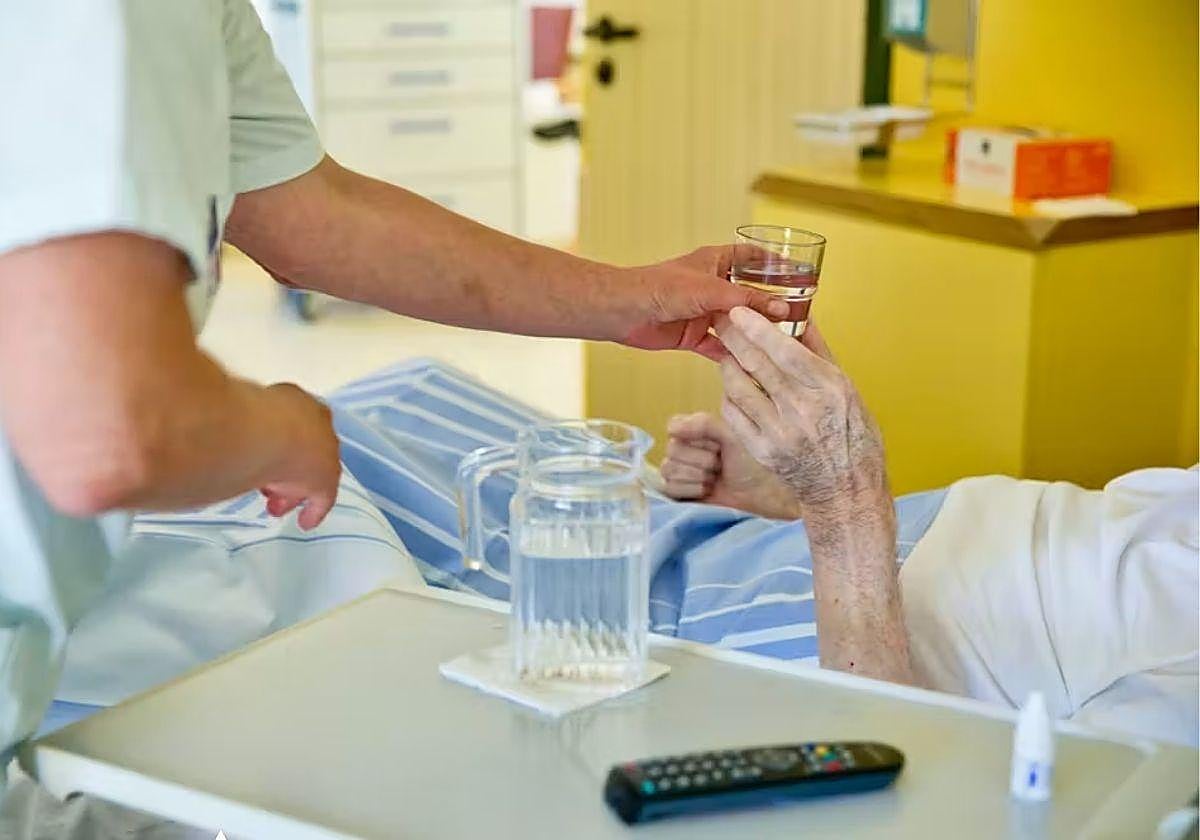 Una residencia de ancianos cobra casi 800 euros por dos vasos de agua ...
