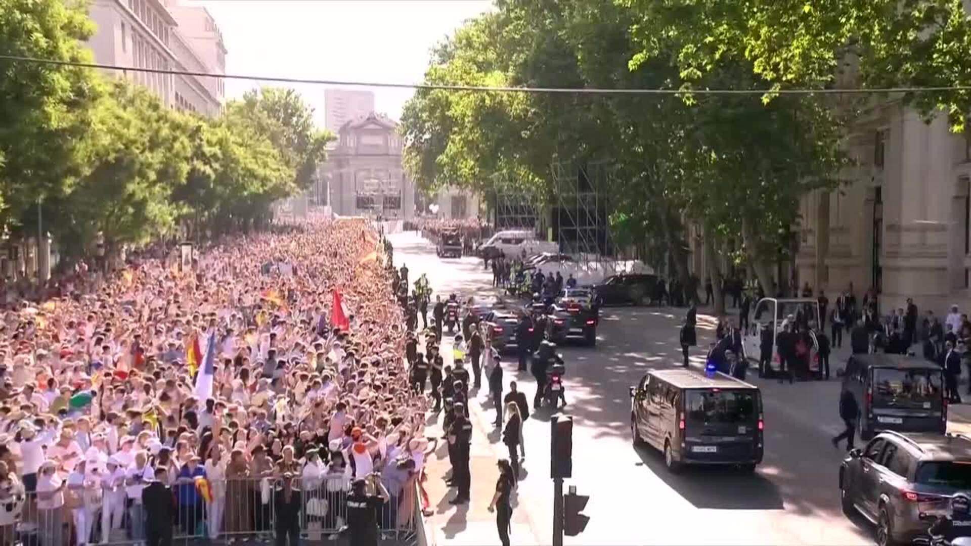 Más de un millón de fieles reciben al Papa León XIV en una histórica ...