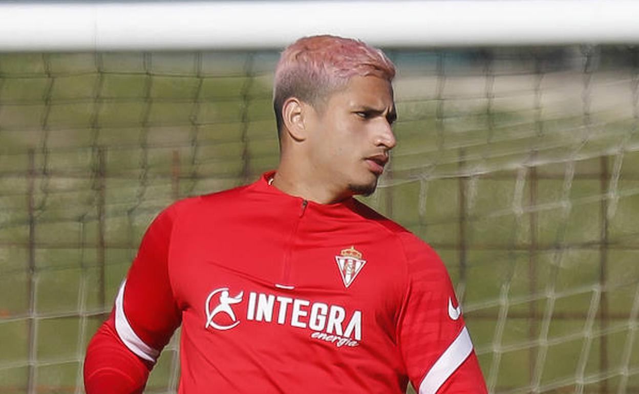 Nace en Kiev Camila, la hija del delantero del Sporting Eric Ramírez ...