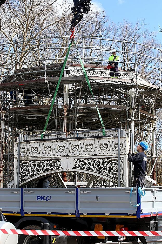 Avanza el desmontaje del kiosco | El Comercio: Diario de Asturias