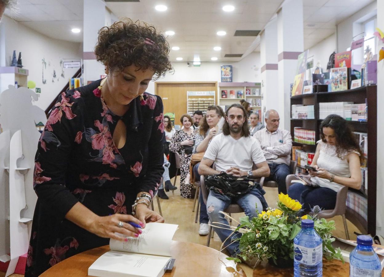 Ángela Serrano presenta su novela 'Tempus fugit' | El Comercio: Diario ...