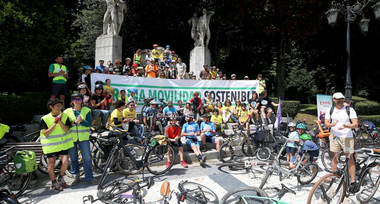 Más de un centenar de ciclistas pedalean para exigir el carril bici ... Más de un centenar de ciclistas pedalean para exigir el carril bici ...