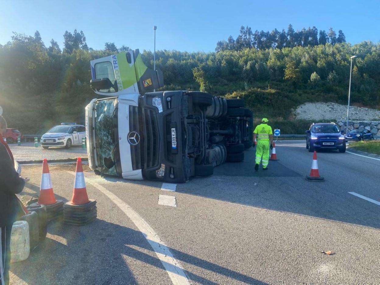 Vuelco de un camión en Vegarrozadas | El Comercio: Diario de Asturias