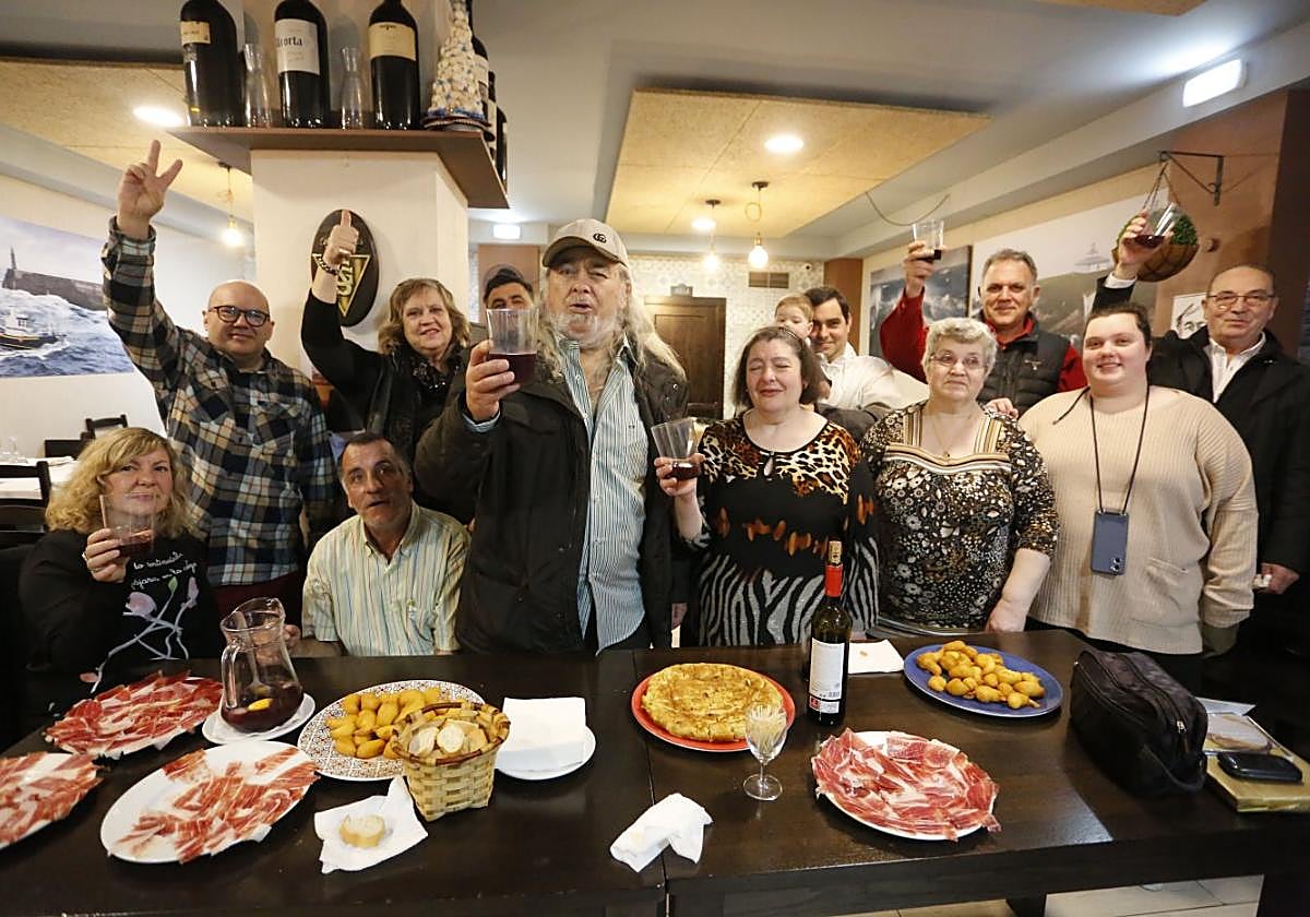 Sergio Puente celebra entre amigos sus 80 años, edad a la que «da vértigo asomarse» | El ...