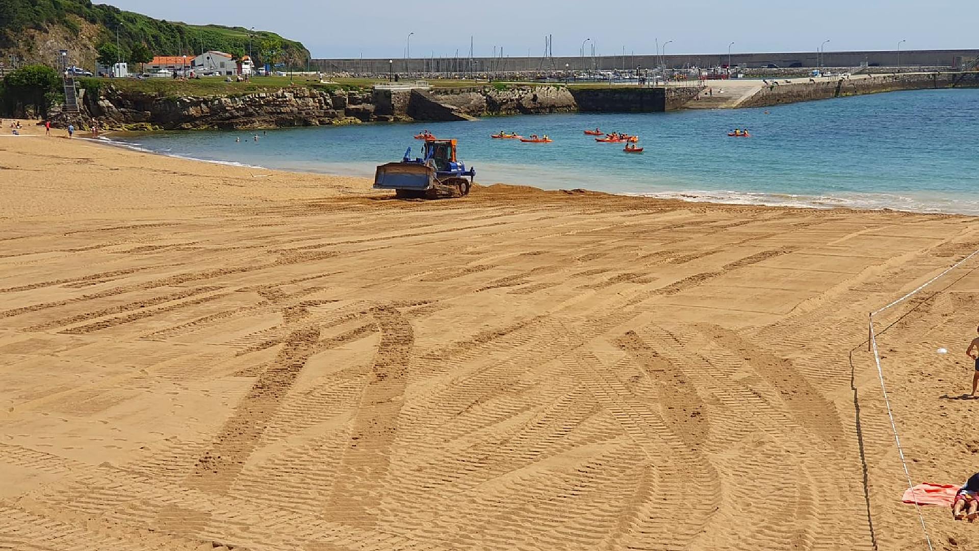 Gozón está adecentando la playa de Luanco | El Comercio: Diario de Asturias
