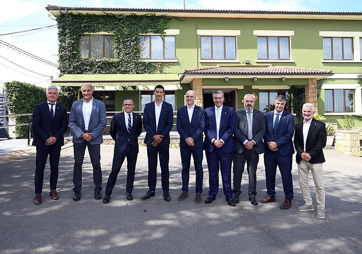 Tiempo de apretones de manos entre ambos clubes | El Comercio: Diario ...