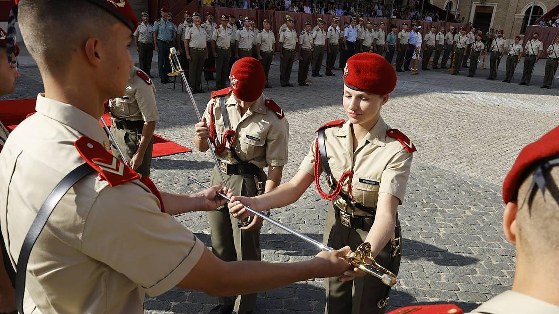 La princesa Leonor recibe el sable que la acredita simbólicamente como ...