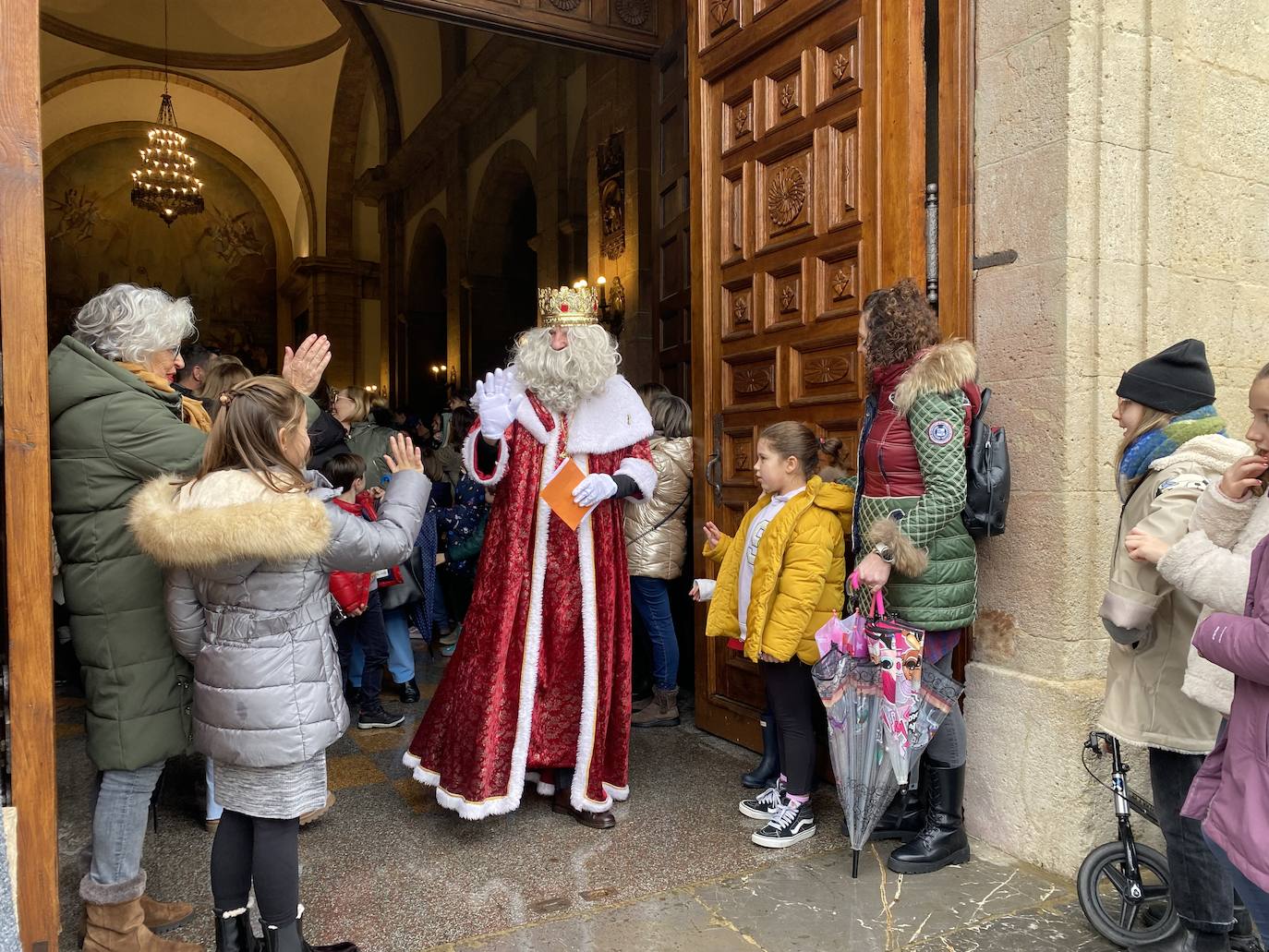 Los Reyes Magos reciben a los niños en la iglesia de San Pedro en Pola ...