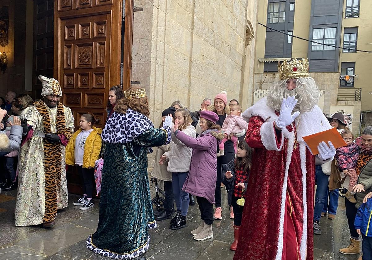 Los Reyes hacen frente a la lluvia en Siero | El Comercio: Diario de ...