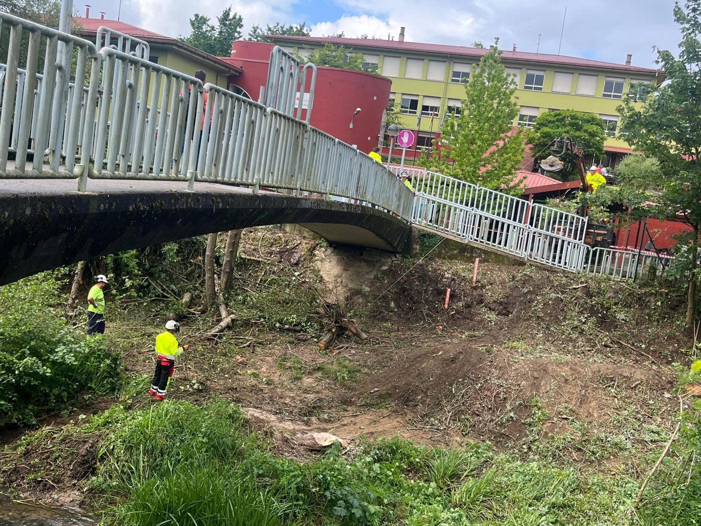 Comienza la limpieza de los márgenes del río Nora junto al instituto ...