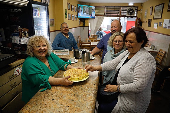 «Ahora me toca a mí estar detrás de la barra jugando al tute» | El ...