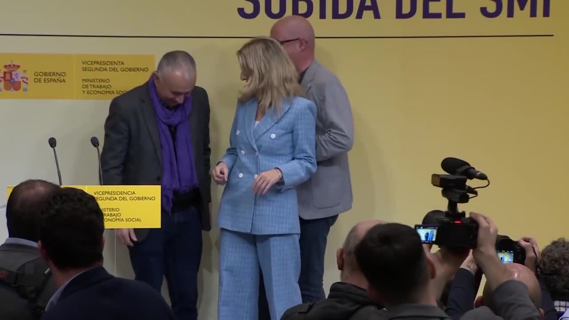Díaz firma con CCOO y UGT el acuerdo para la subida del SMI a 1.134 ...