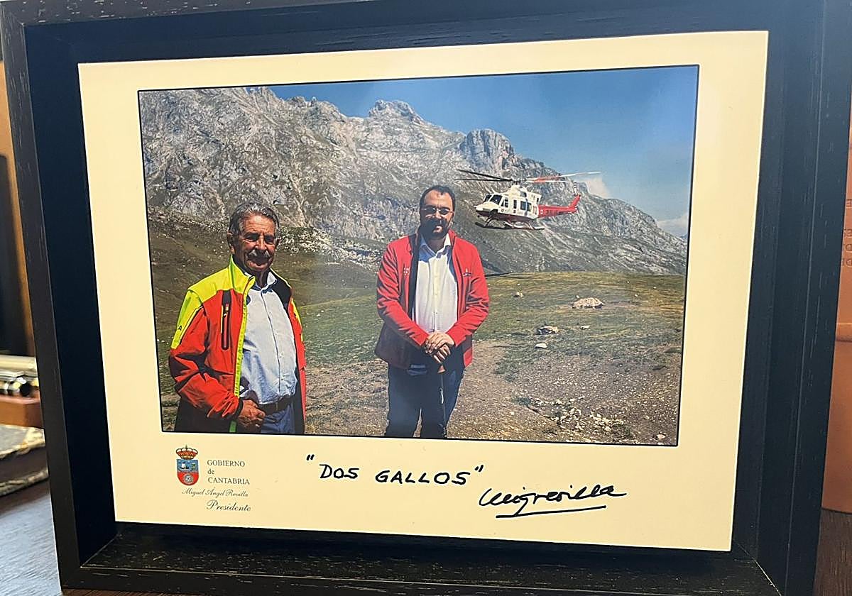 «Dos gallos»: la foto con la que Adrián Barbón muestra su apoyo a ...