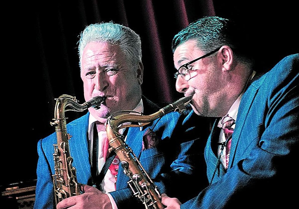 Los saxofonista Ray Gelato y Enric Peidro, en el Fifty-Fifty de Avilés ...