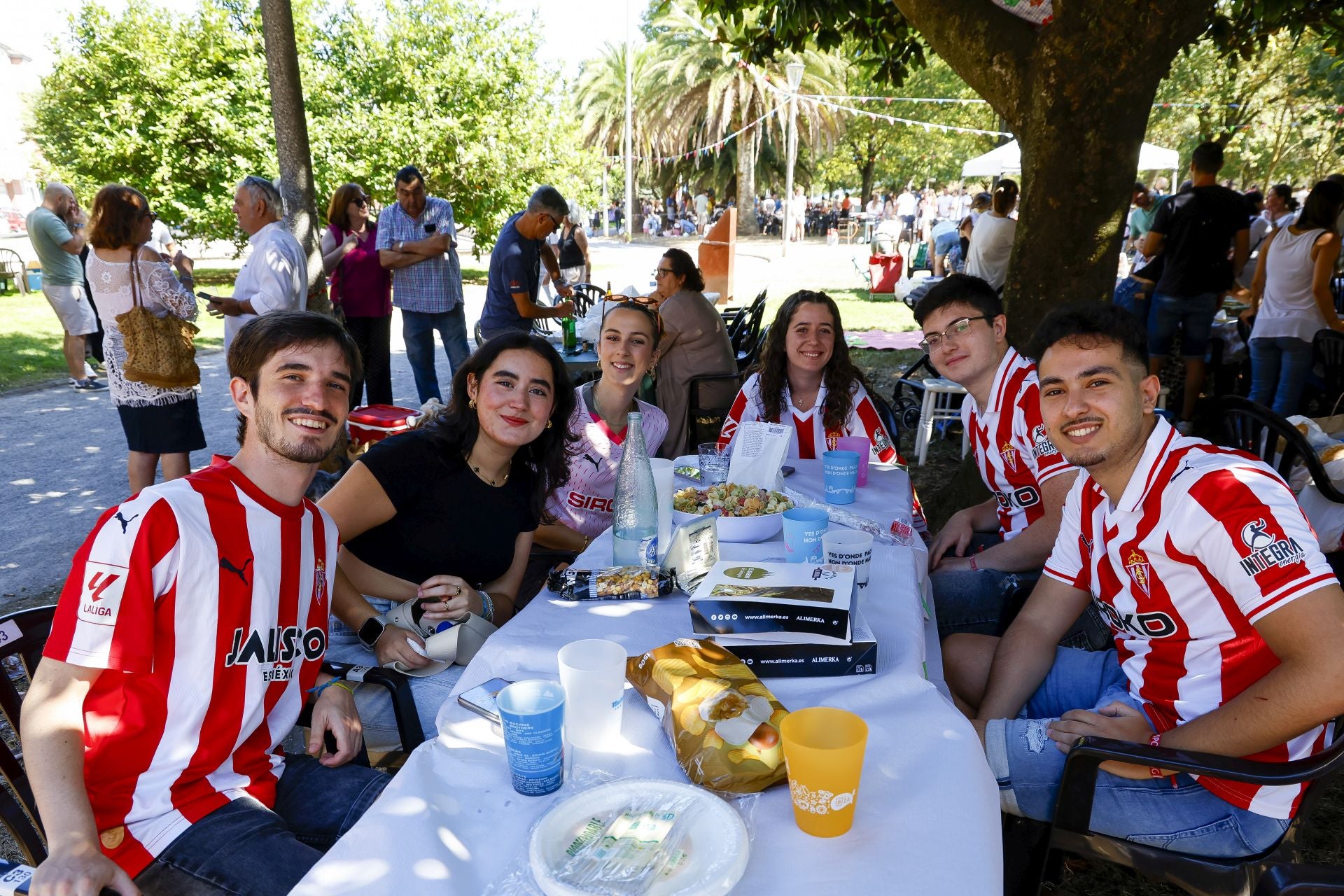 Cientos de gijoneses comen en la calle | El Comercio: Diario de Asturias