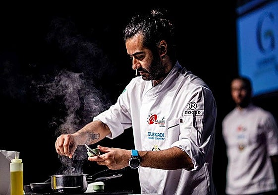 El chef del Yanik Barra Mercado de Avilés, Mariano Mier, en el concurso ...