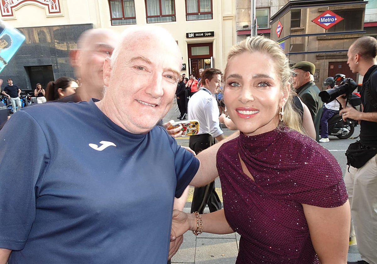 El 'cazafamosos' de Grado que pilla a Elsa Pataky pero «se le escapa ...