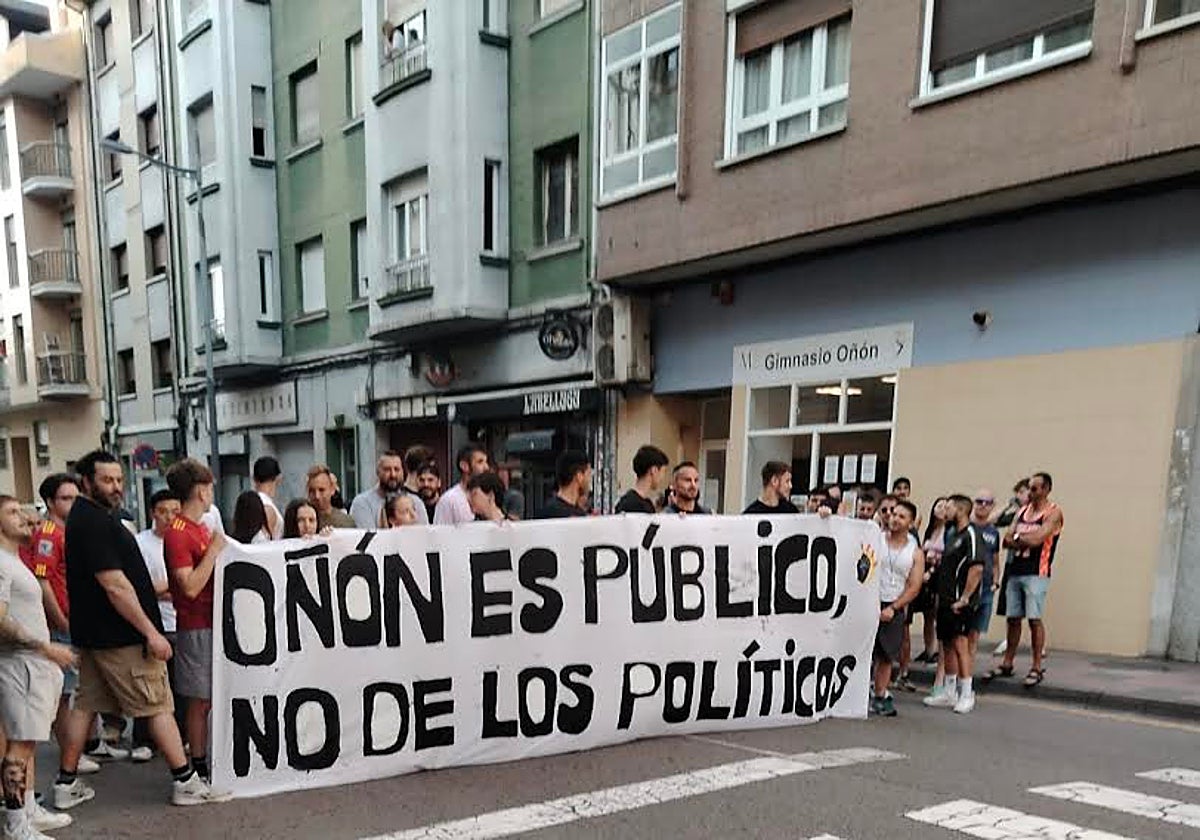 Los usuarios del gimnasio de Oñón, en Mieres, cortan la calle Ramón y ...