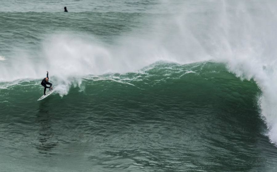 Fotos: Festín de surf sobre la gran ola de Meñakoz | El Correo