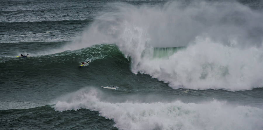 Fotos: Festín de surf sobre la gran ola de Meñakoz | El Correo