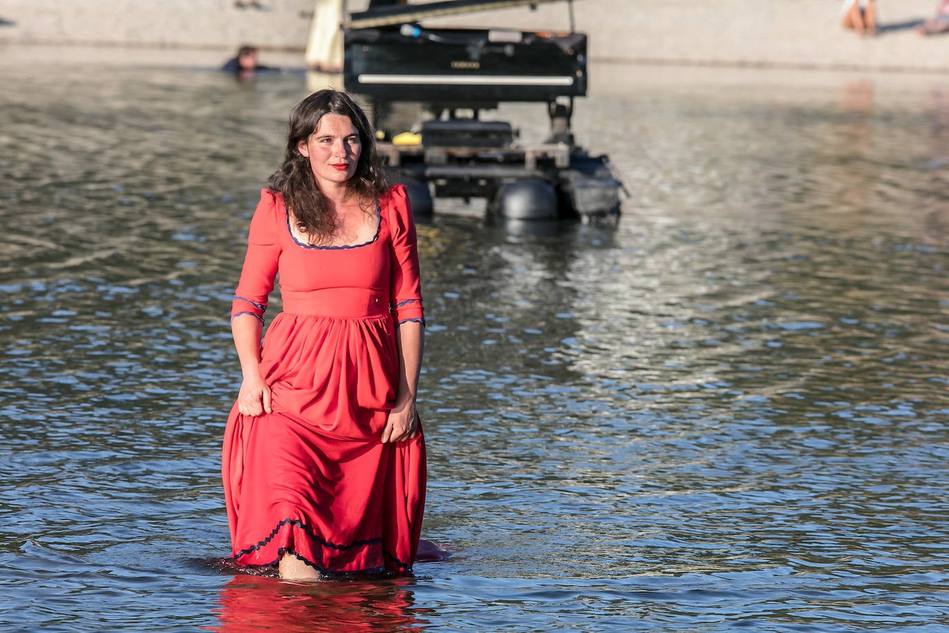 Fotos: 'El piano del lago' flota en Landa | El Correo