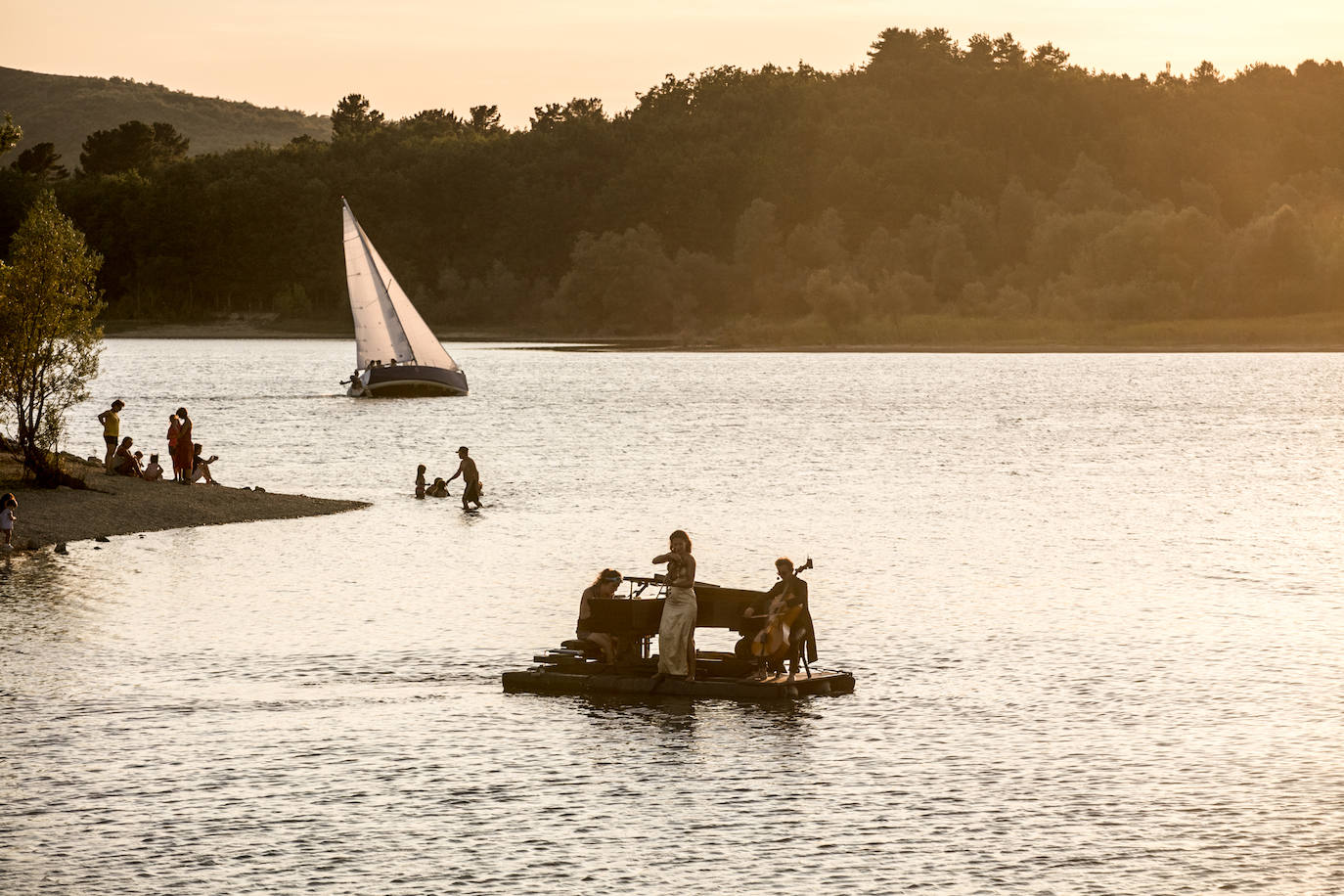 Fotos: 'El piano del lago' flota en Landa | El Correo