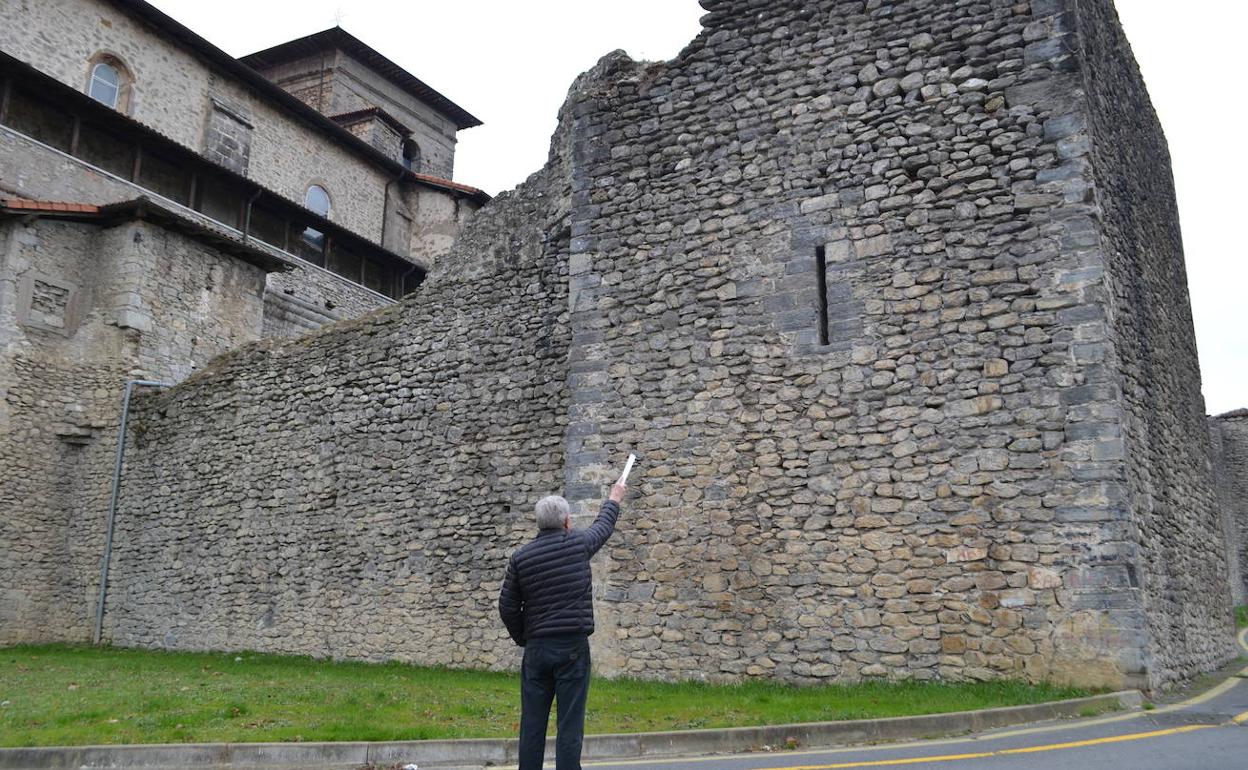 Orduña destapa una saetera que permanecía escondida en su muralla | El ...