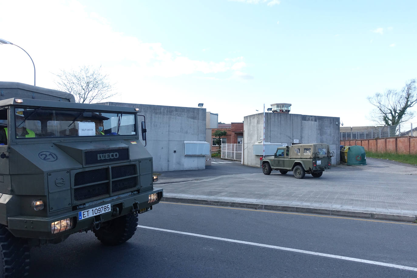 Fotos: El Ejército desinfecta la cárcel de Basauri | El Correo