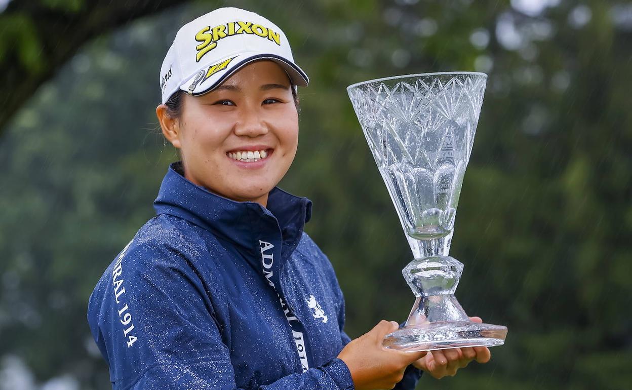 Nasa Hataoka, vencedora del torneo LPGA después de que la ronda final ...