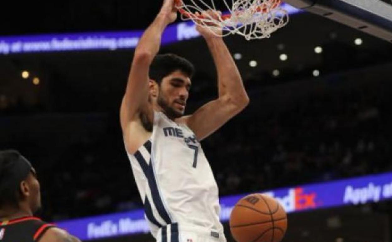 NBA: Santi Aldama firma seis minutos notables en su primer partido en ...