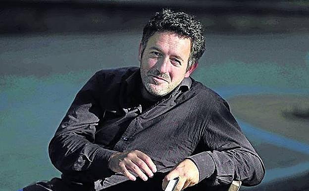 Mikel Santiago, guitarrista y autor de intrigas de éxito | El Correo