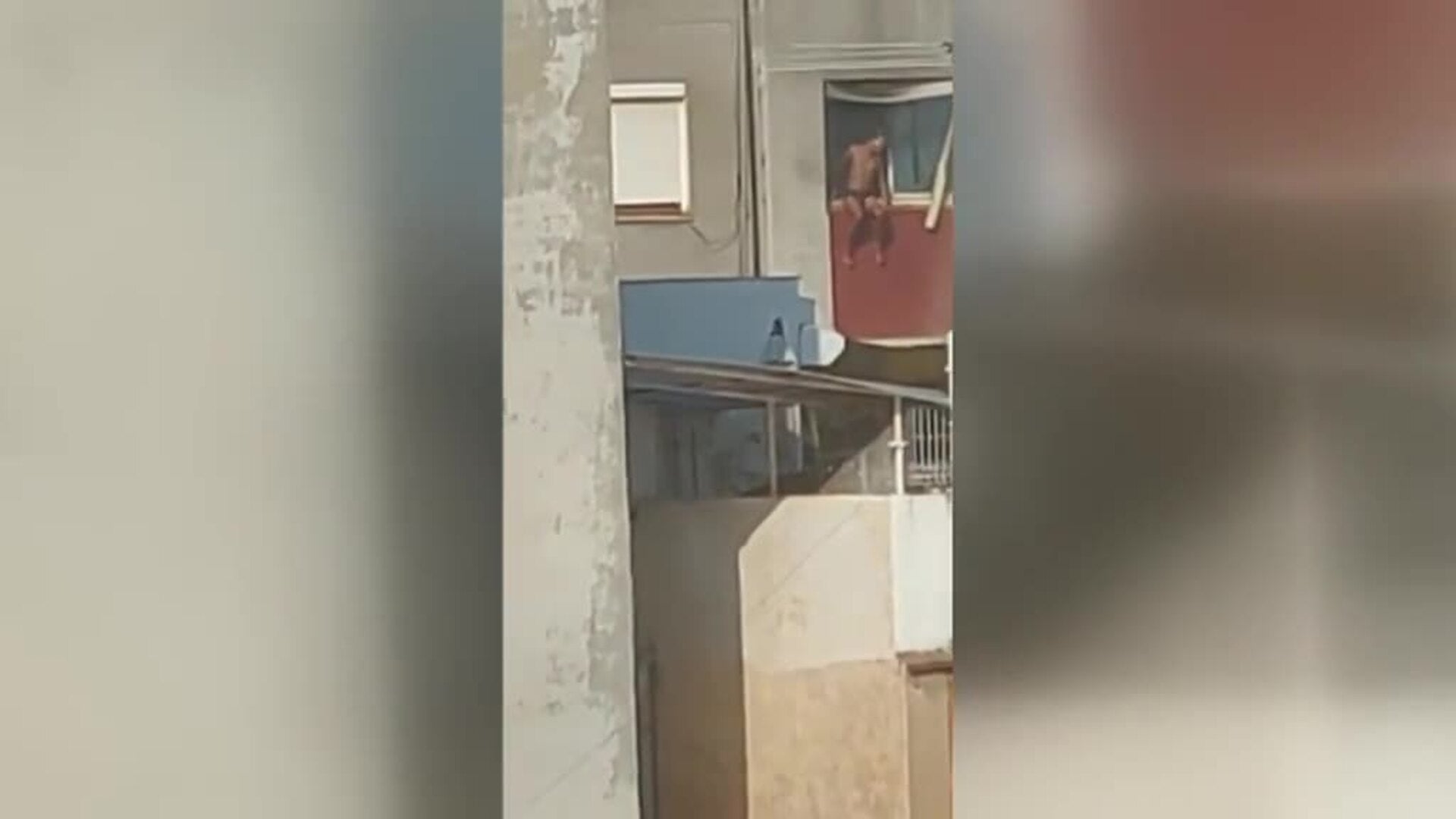 Dos menores en estado crítico al saltar desde un quinto piso para huir de un incendio | El Correo