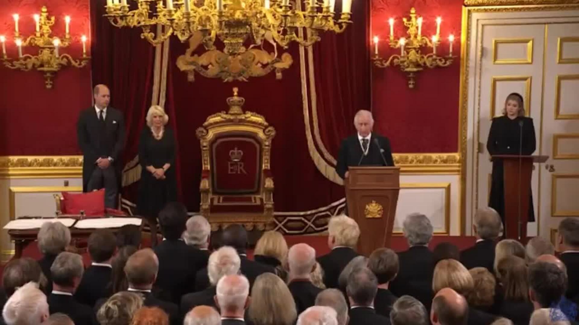 Carlos III es proclamado Rey de Inglaterra con el apoyo de su esposa y su hijo | El Correo