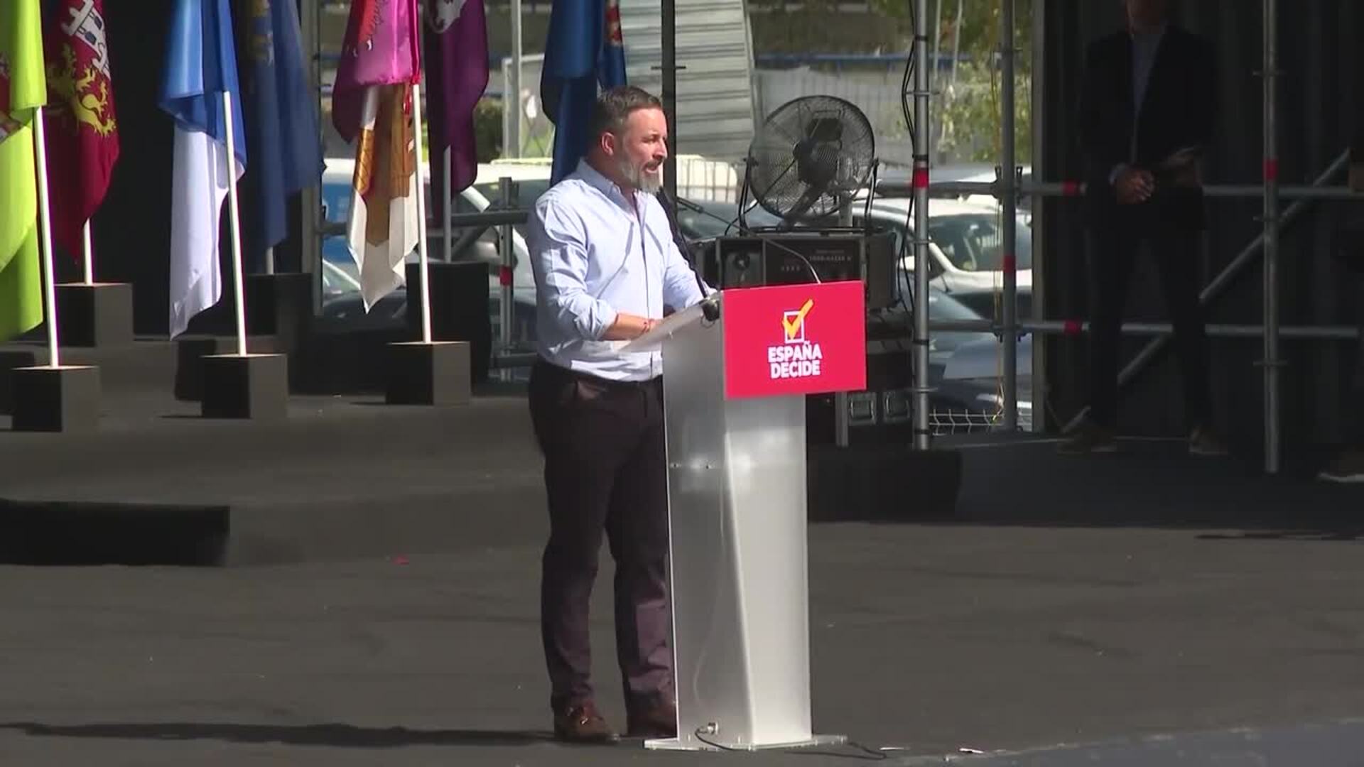 Abascal llama a sus seguidores a "recuperar la democracia" rodeado de ...