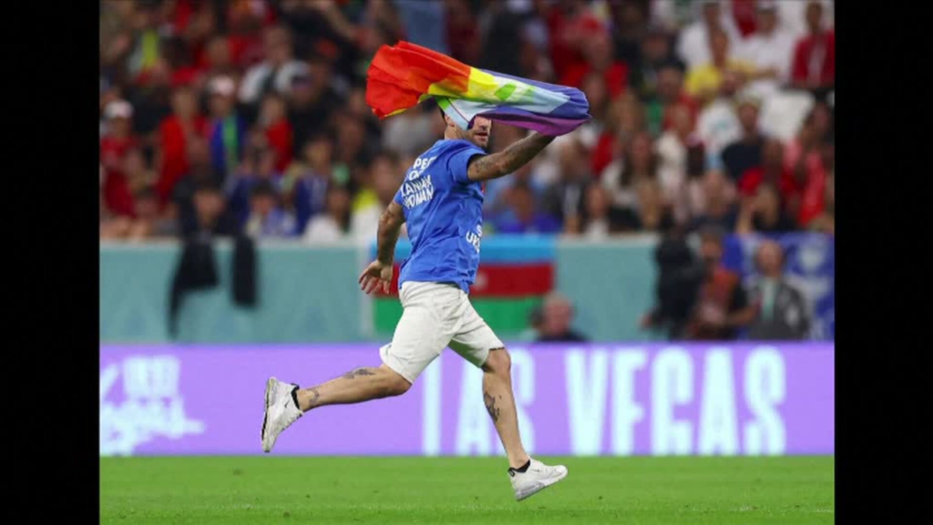 Un espontáneo salta al campo en Catar con una bandera LGTBI | El Correo