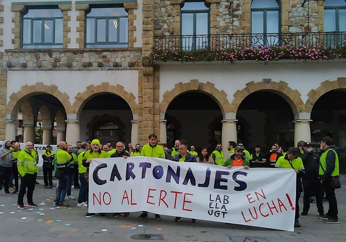 Un centenar de trabajadores de Cartonajes International secunda la primera jornada de huelga ...