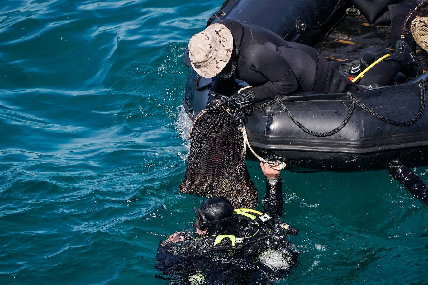 Buceadores de la Armada extraen obuses de la Guerra Civil a seis metros ...