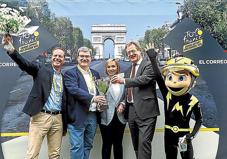 Los aficionados disfrutan en la Fan Park de El Arenal | El Correo