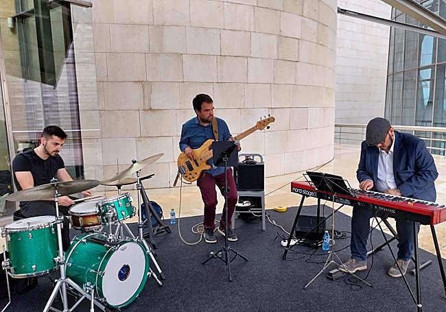 Mikel Núñez aclarando el gris del cielo sobre el Guggenheim | El Correo