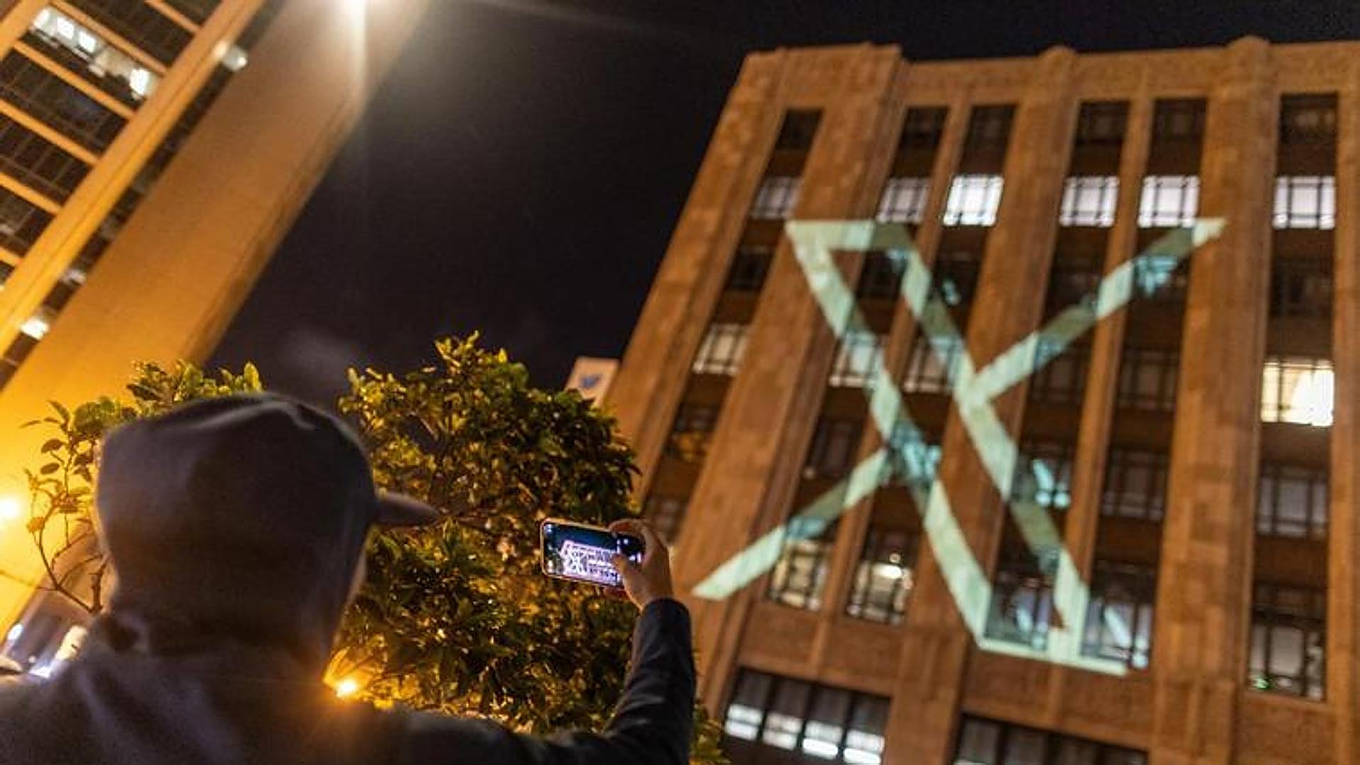 Elon Musk fulmina la marca Twitter y remodela la red social como X | El ...