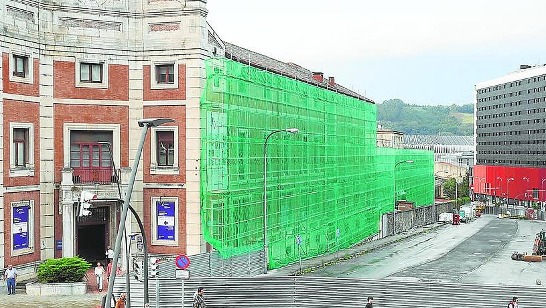 Cinta aislante y tapones en el hospital de Basurto contra las obras de ...