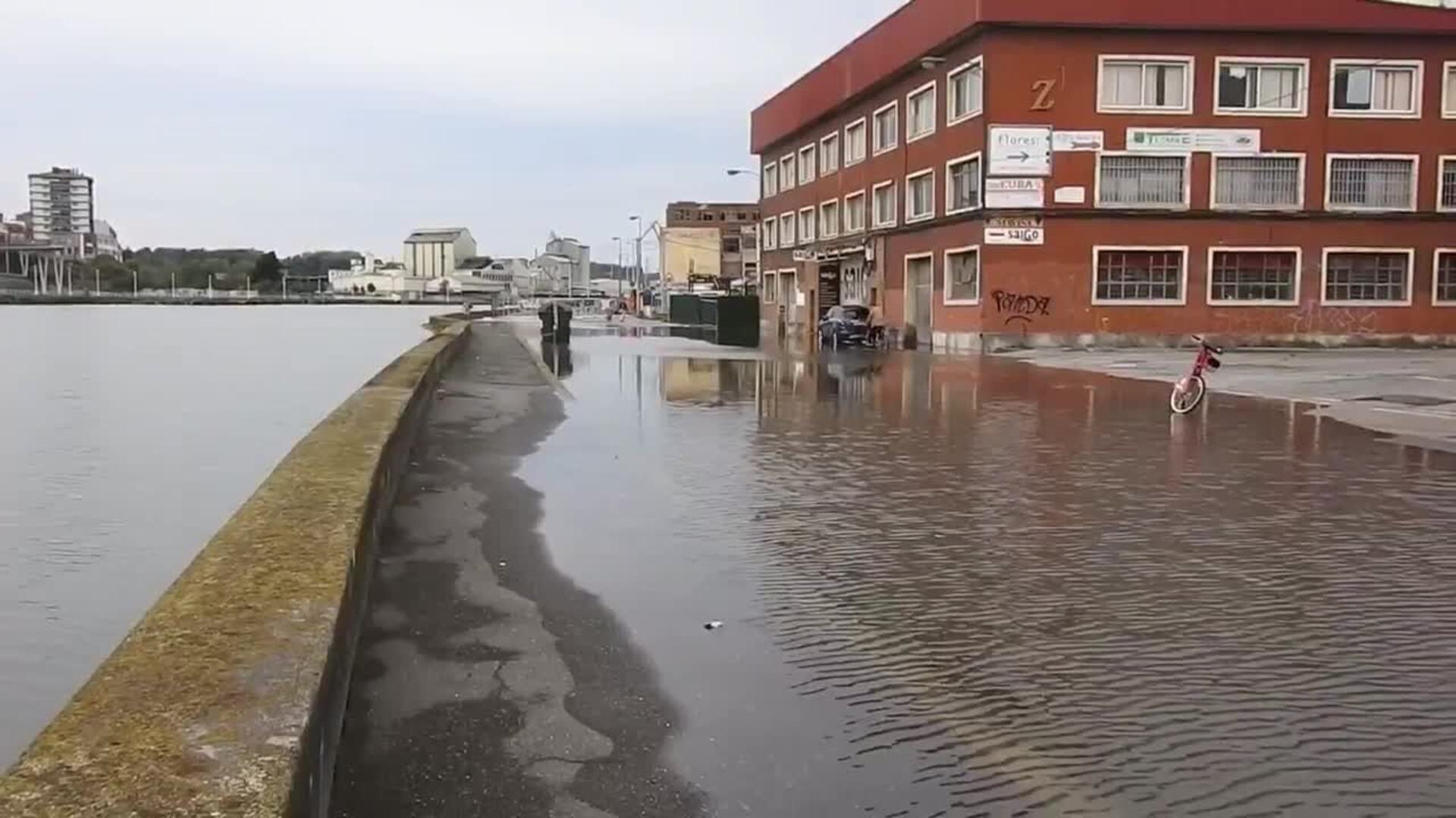La ría se desborda en Zorrozaurre por las mareas vivas | El Correo