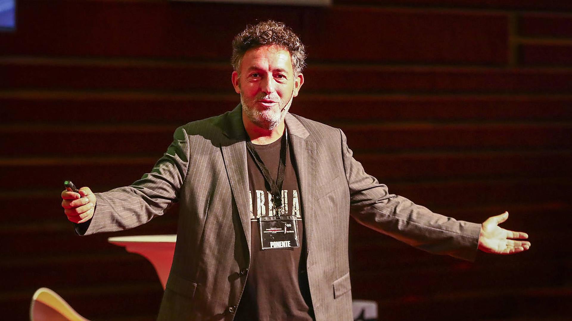 El escritor Mikel Santiago le saca las tripas en público a la novela ...