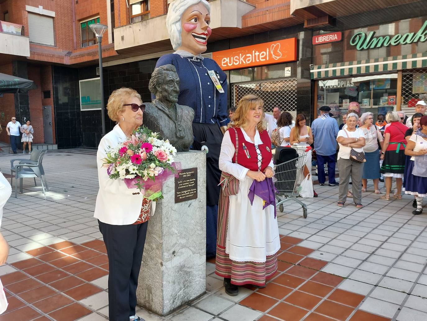 Ofrenda floral a Eskarabilera y Manuela Egiguren en las fiestas de ...