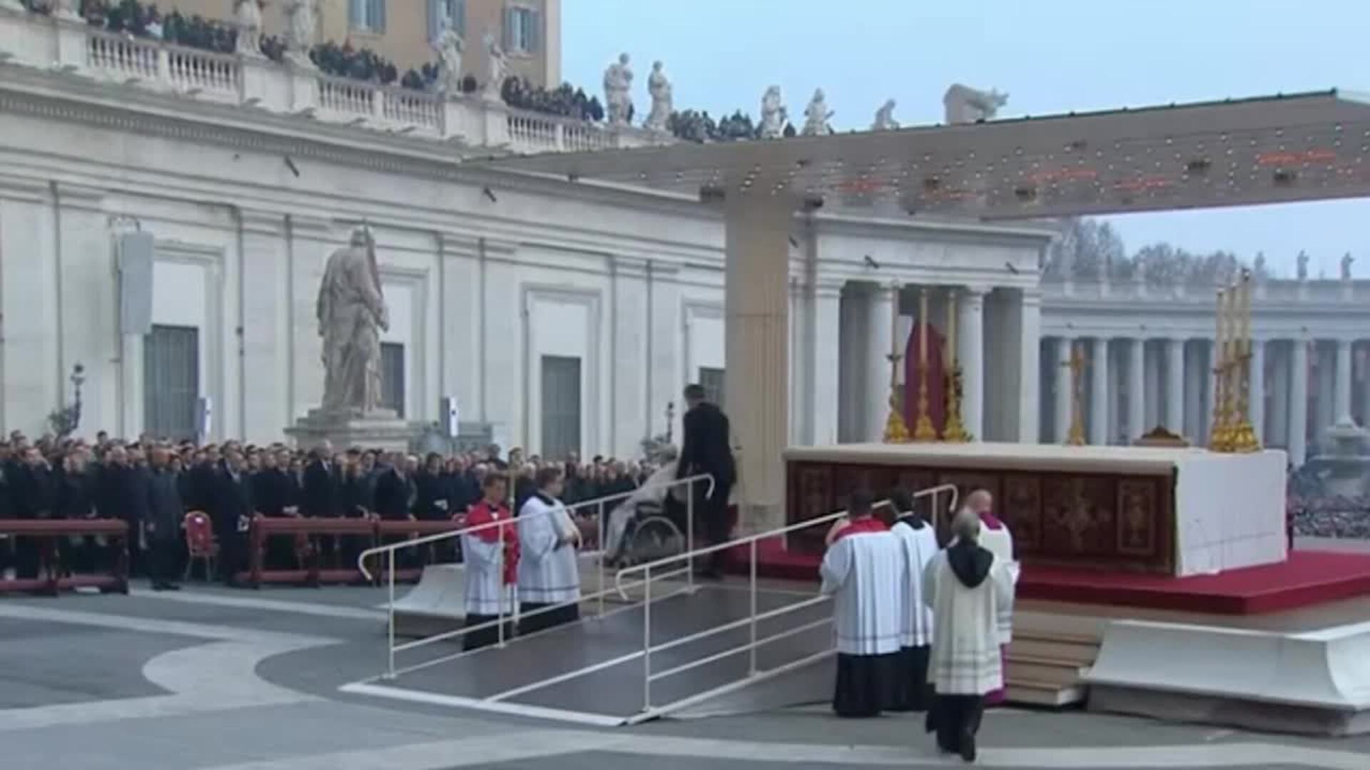 El Papa Francisco llega al funeral de Benedicto XVI | El Correo