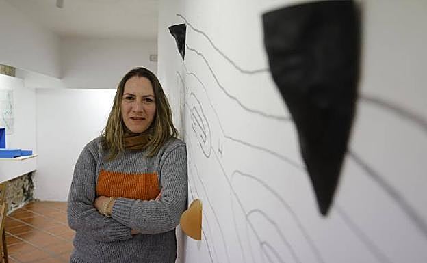 Miriam Isasi une en un libro de artista memoria y topografía | El Correo