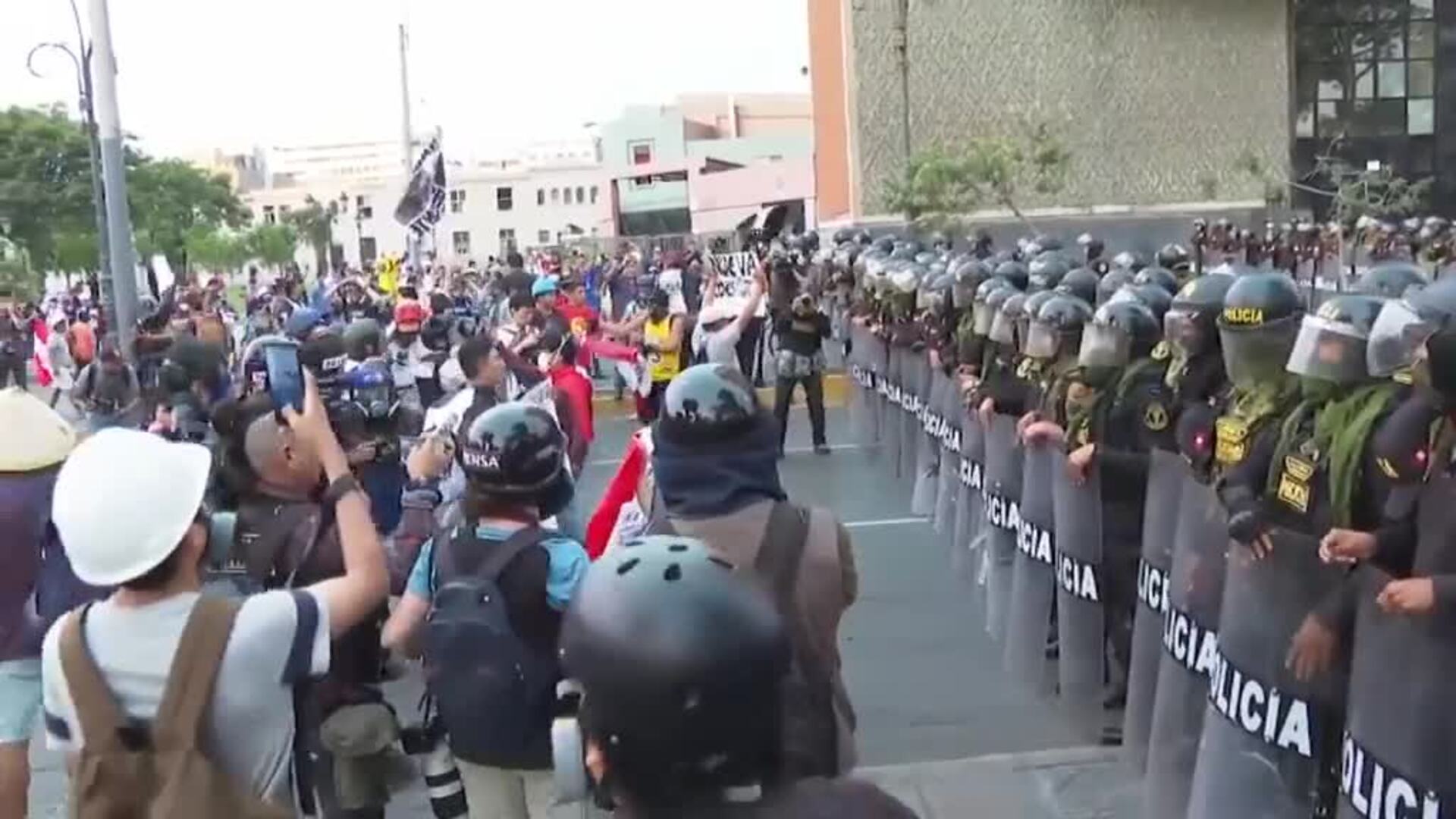Protesta masiva en Perú tras denegar nuevamente el Parlamento adelantar ...
