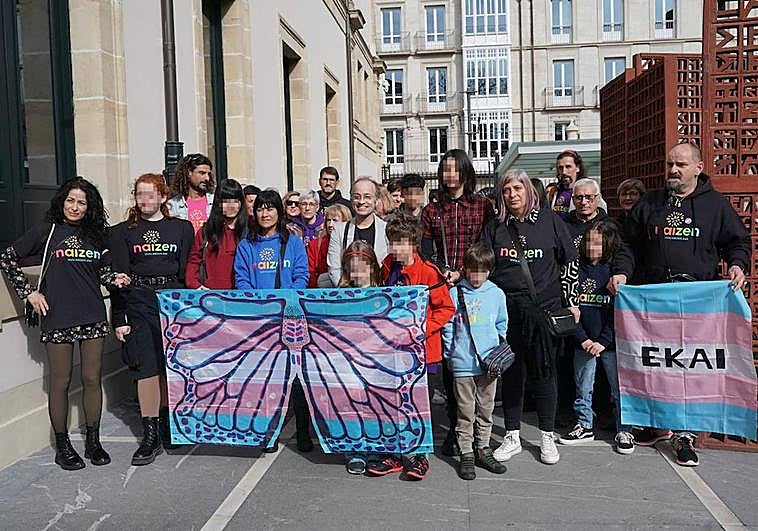La aprobación de la 'ley trans' se convierte en un homenaje a Ekai ...